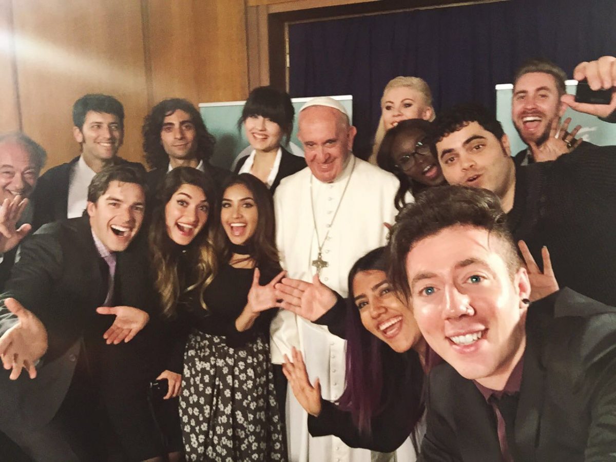 Pope Francis hangs out with YouTube creators in the Vatican - His ...