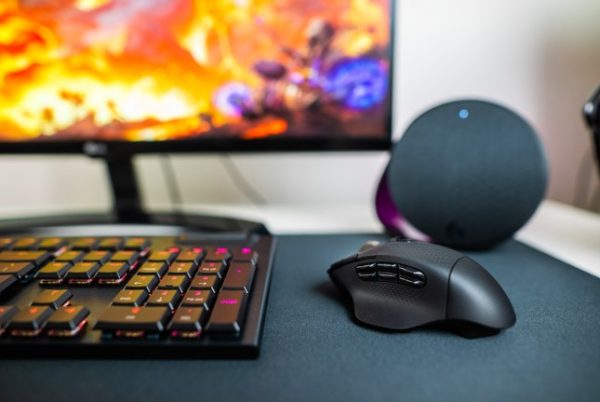 Logitech G604 Lightspeed Wireless Gaming Mouse Has Six Thumb Buttons