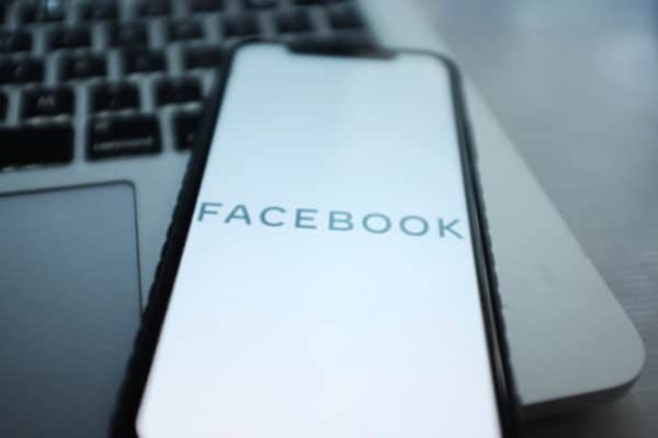 The Facebook app could be secretly using your iPhone camera behind your ...